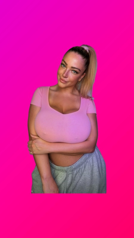 user70266629200 (@thenayavee) is LIVE - TikTok LIVE