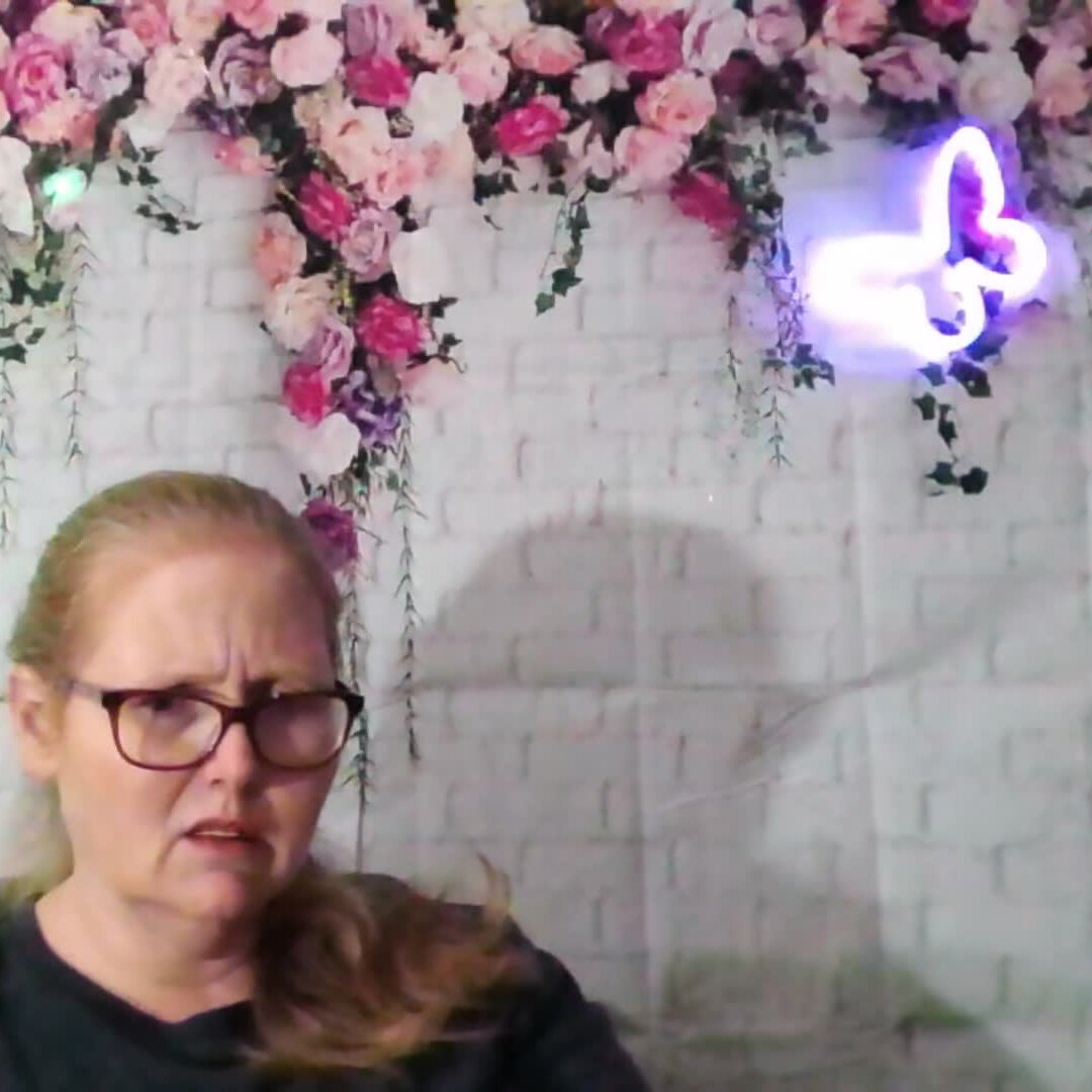 average.jane_ (@average.jane_) is LIVE - TikTok LIVE